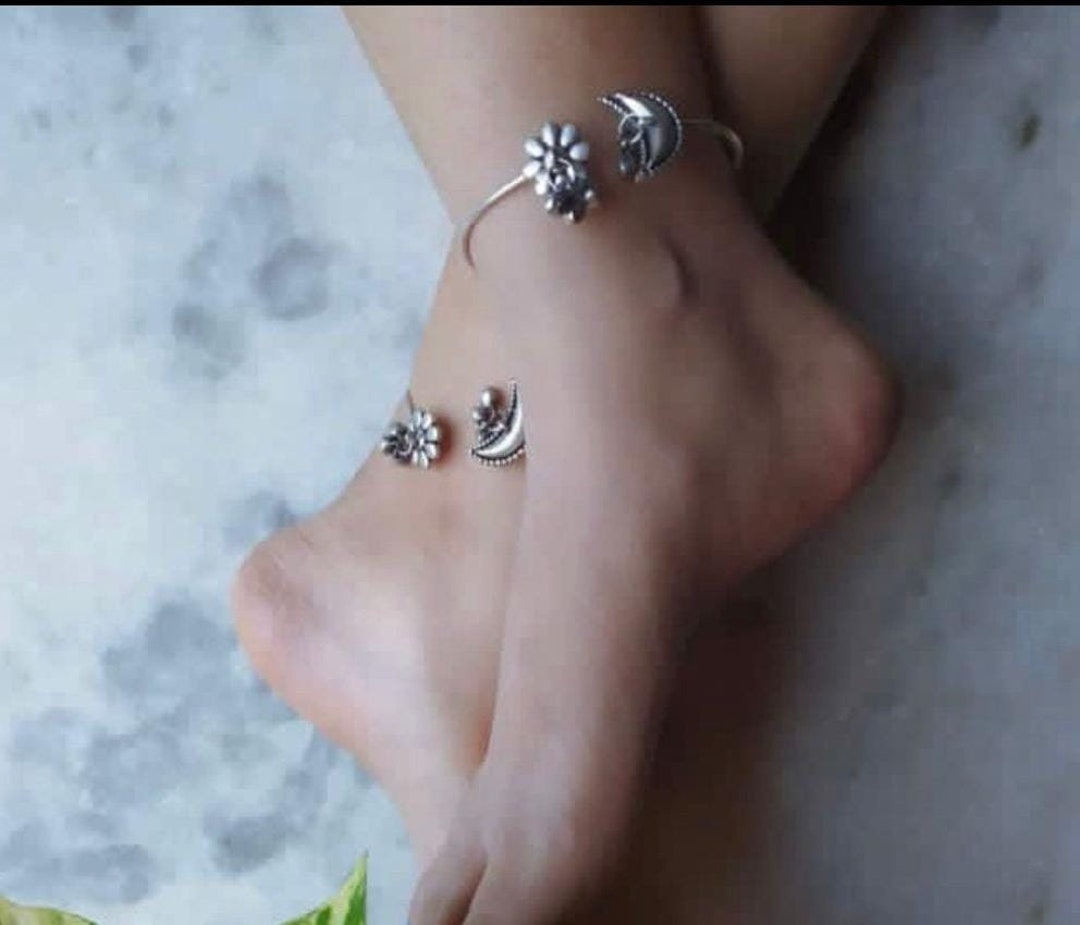 Silver Ghungroo Half Moon Foot Kada Anklets Payal, Foot Bracelet Silver ...