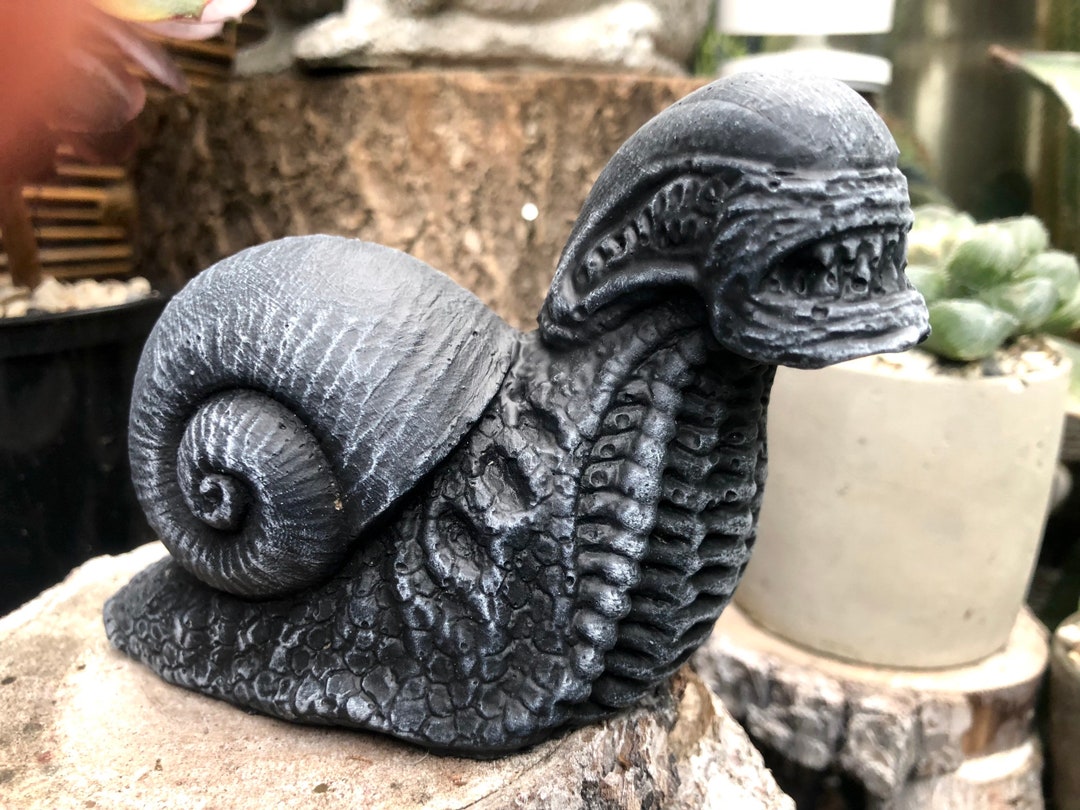 Alien Vs Predator Sculpture Garden Statue or Home Decor Alien Xenomorph ...