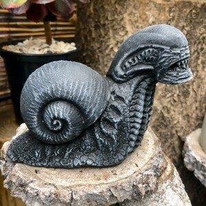 Alien Vs Predator Sculpture Garden Statue or Home Decor Alien Xenomorph ...