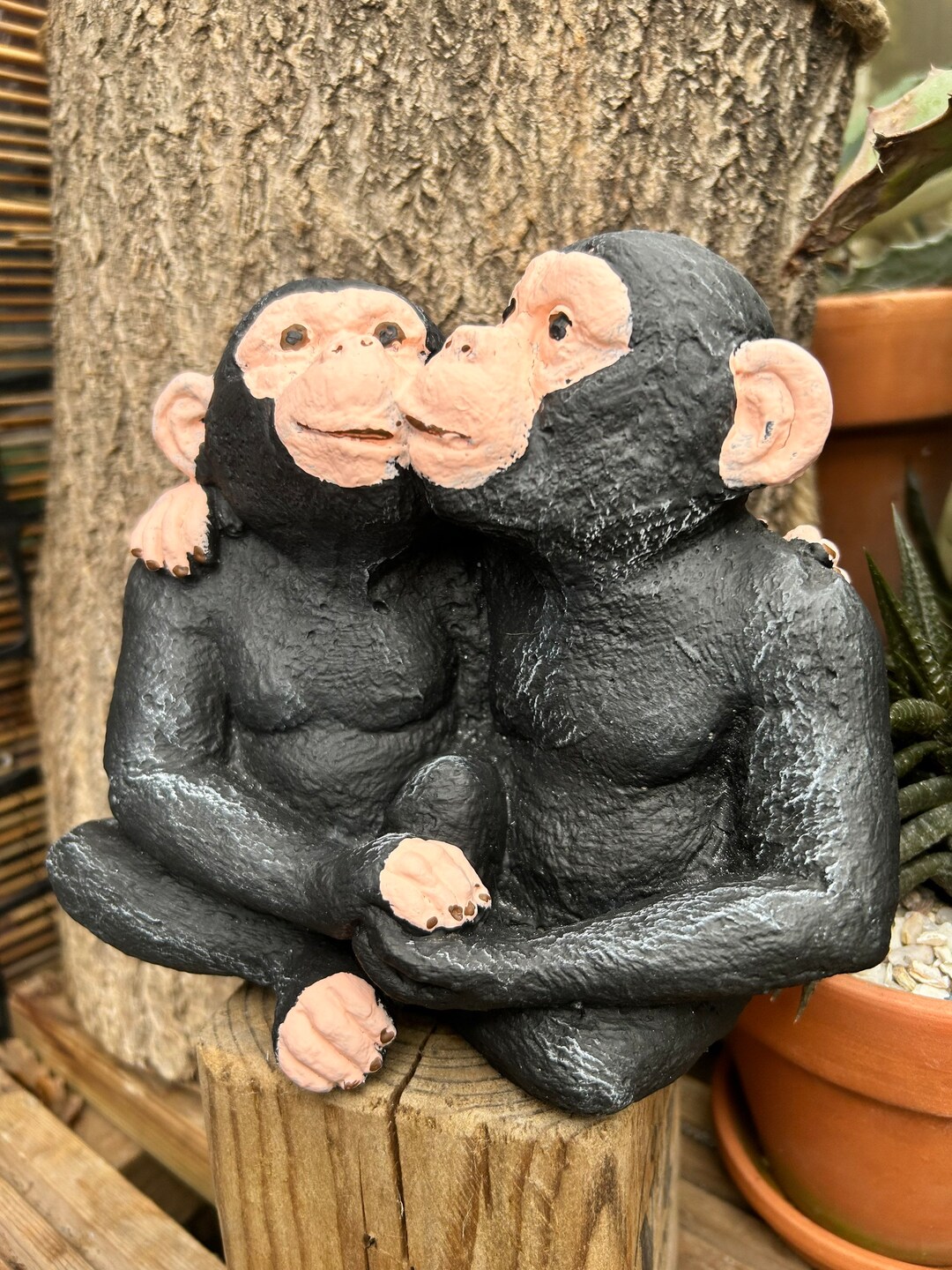 Stone/cre Kissing Monkeys Full Colour Garden Statue mancave .tiki Hut ...