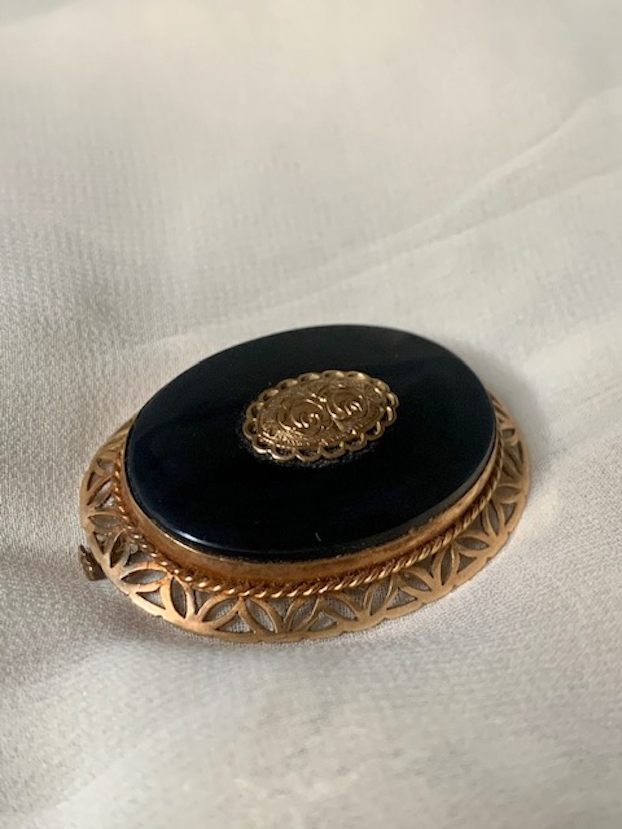 14K Gold Onyx Pin With Engraved Details - Etsy