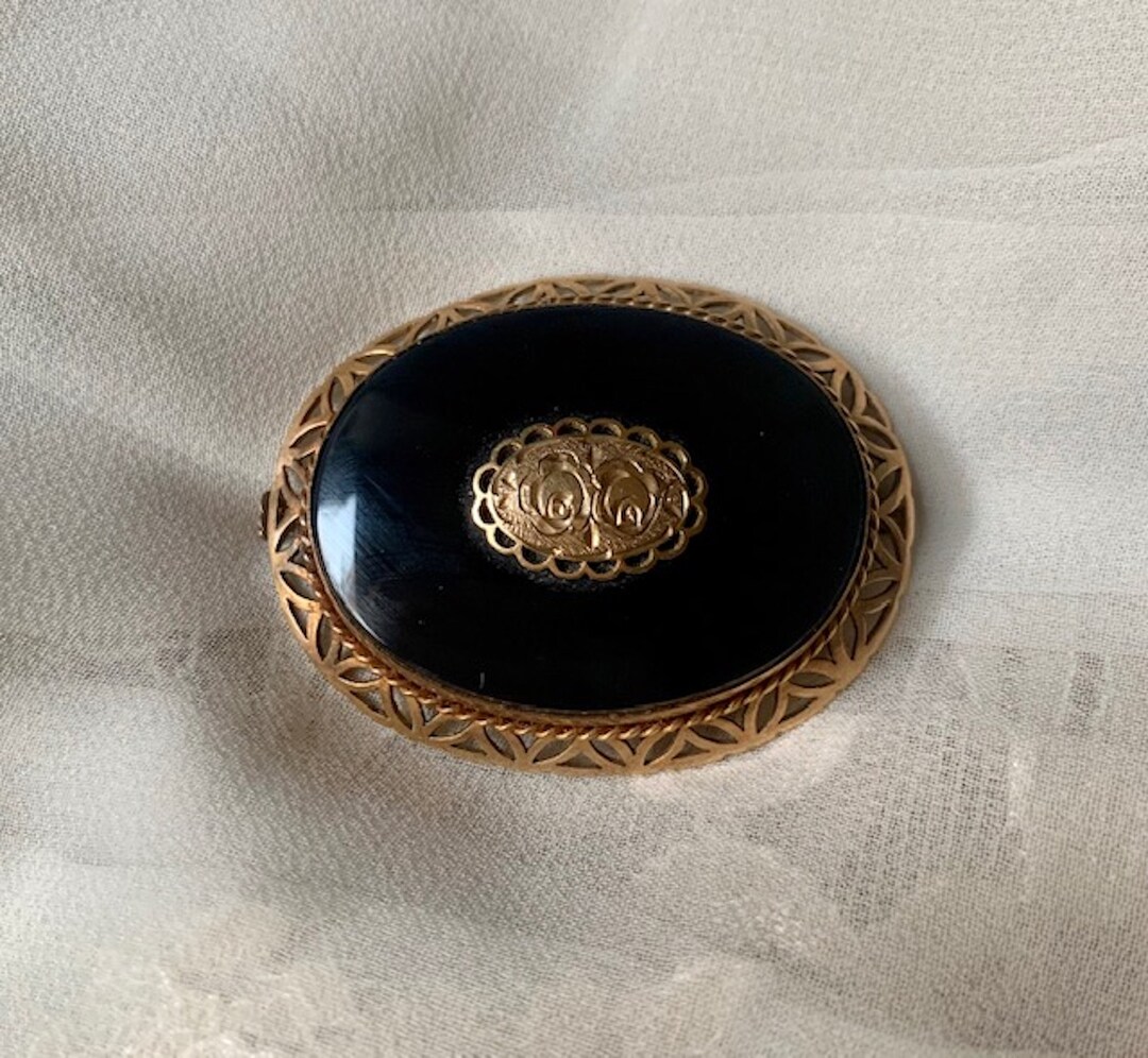 14K Gold Onyx Pin With Engraved Details - Etsy