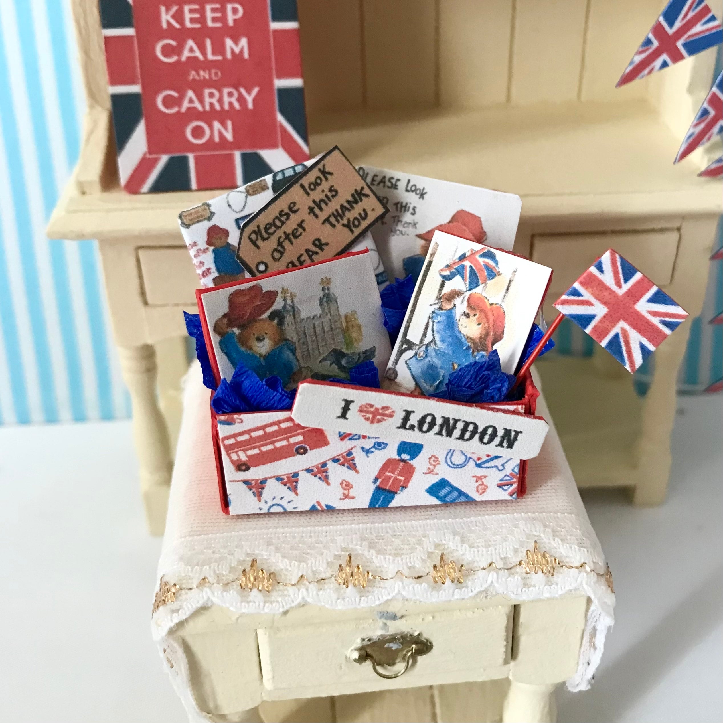 Miniature Paddington Bear Gift Box, 1:12th Scale Dollhouse Miniature Paddington Bear London Box ...