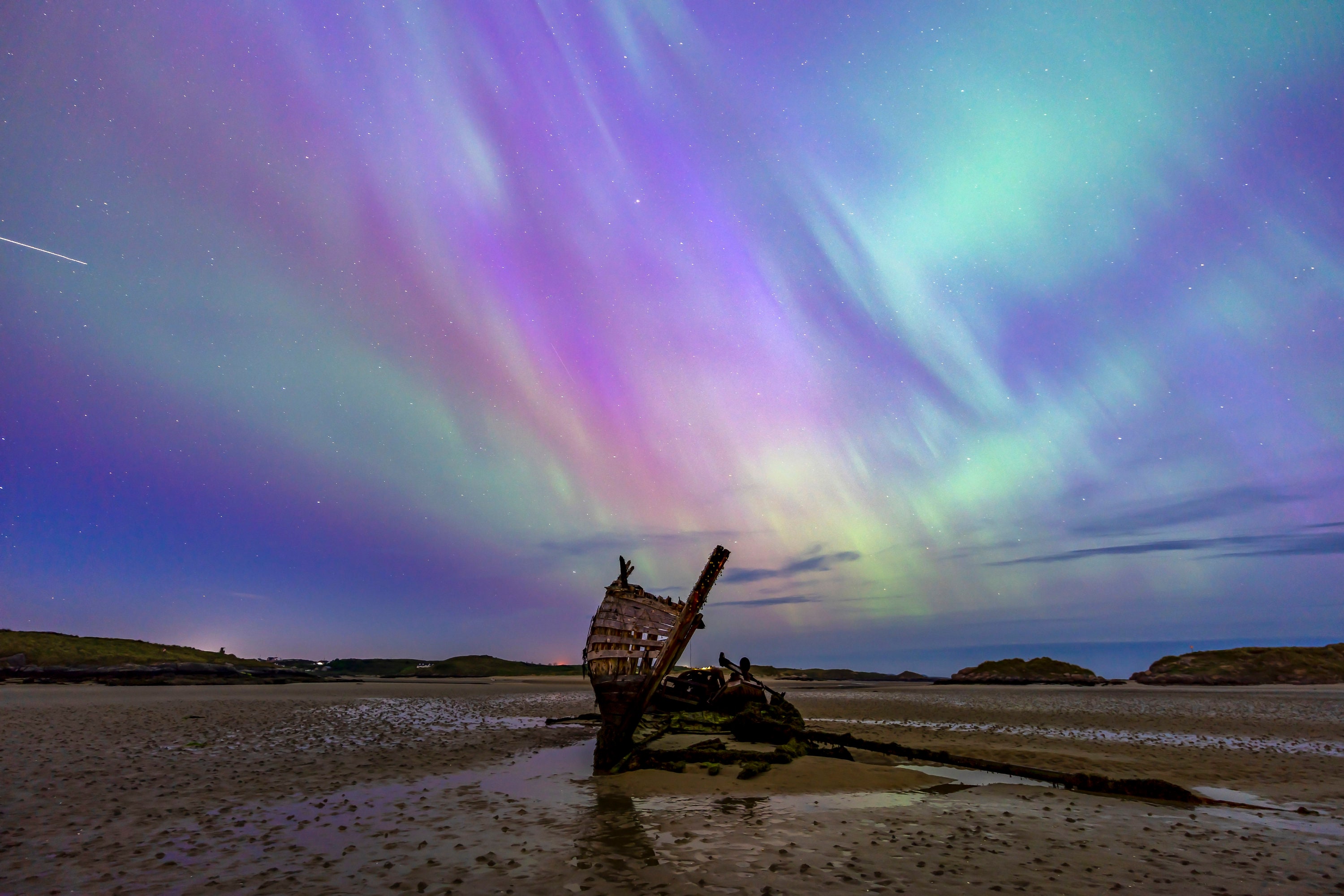Bad Eddie With Aurora in Donegal Ireland Wild Atlantic Way Aurora ...
