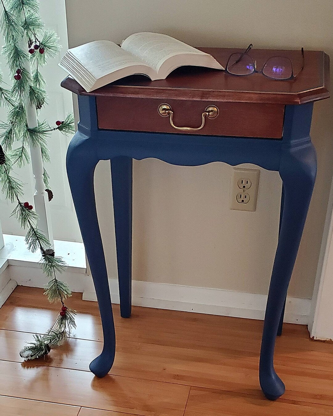Vintage Two-tone Refinished Queen Anne Style Side Table, Night Stand ...