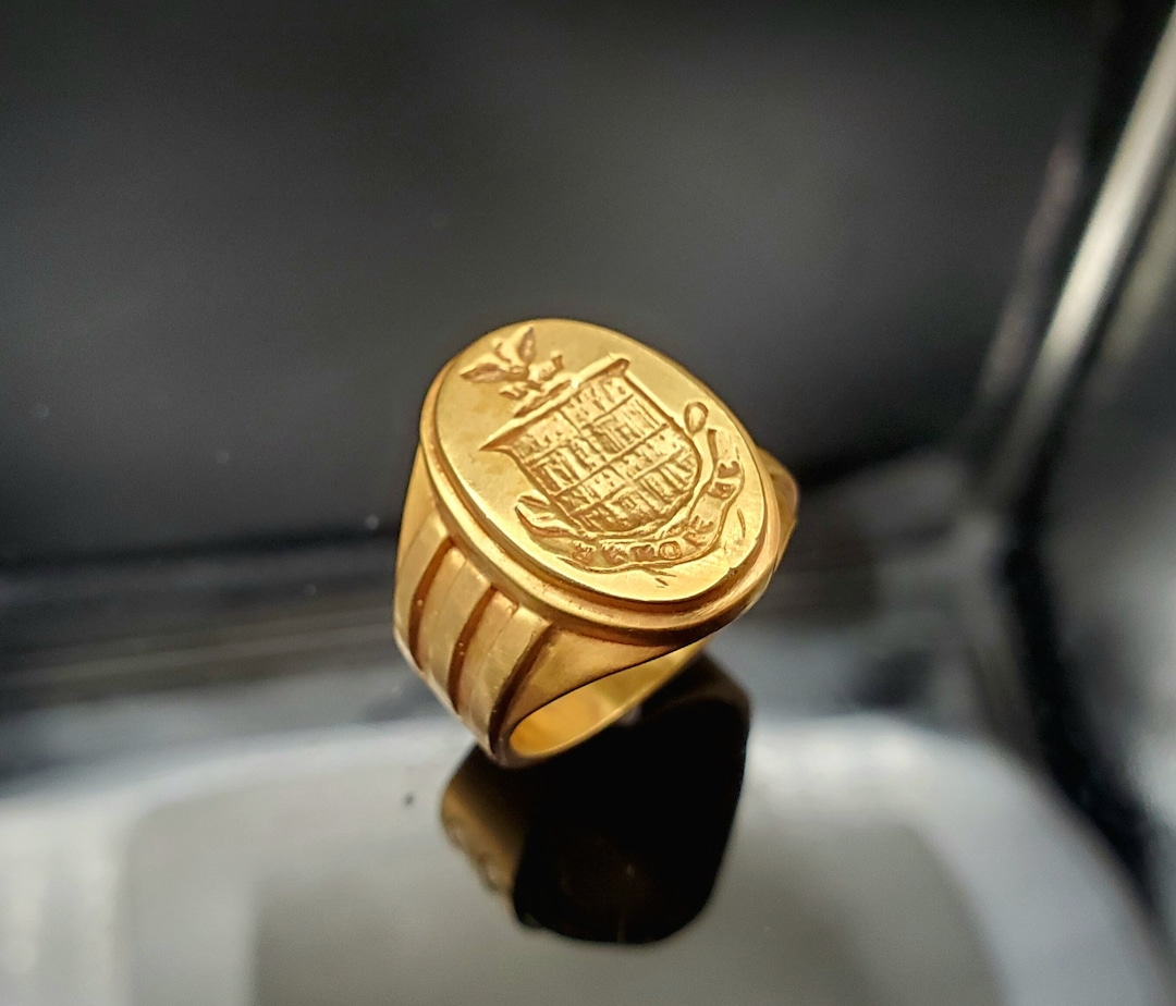 Stunning Unique 14K Gold Oval Crest Ring - Etsy