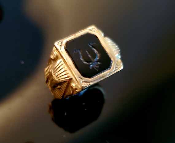 Exquisitely detailed 14k Gold Egyptian Revival ring - Gem