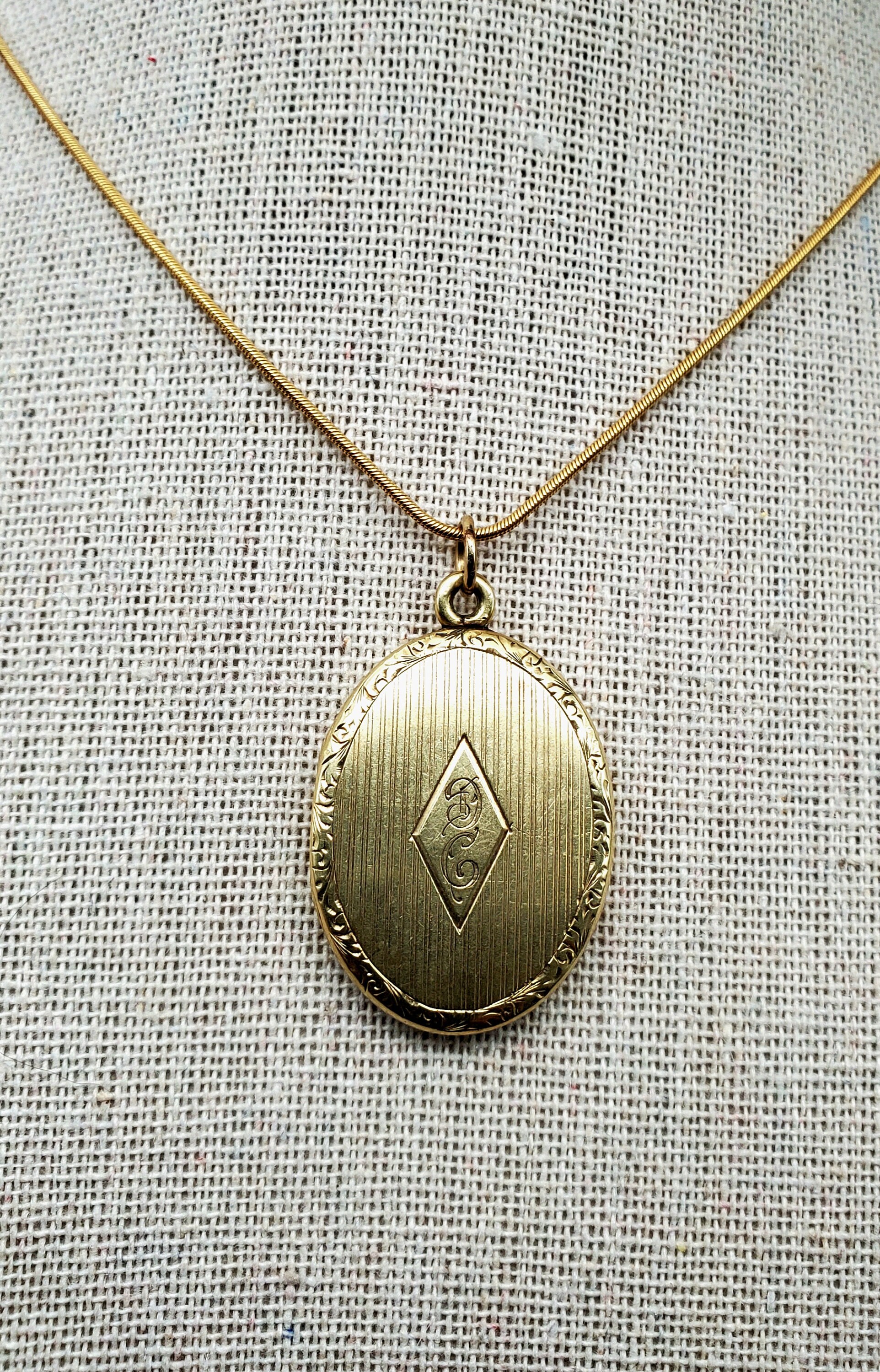 Fine Quality Vintage 14k Gold Oval Locket - Etsy