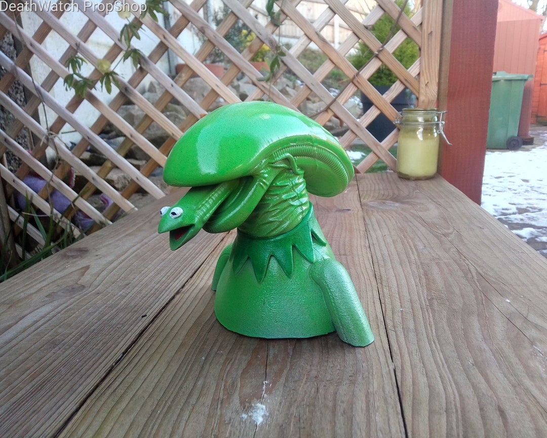 Xenofrog/kermailen Crossover Display - Etsy