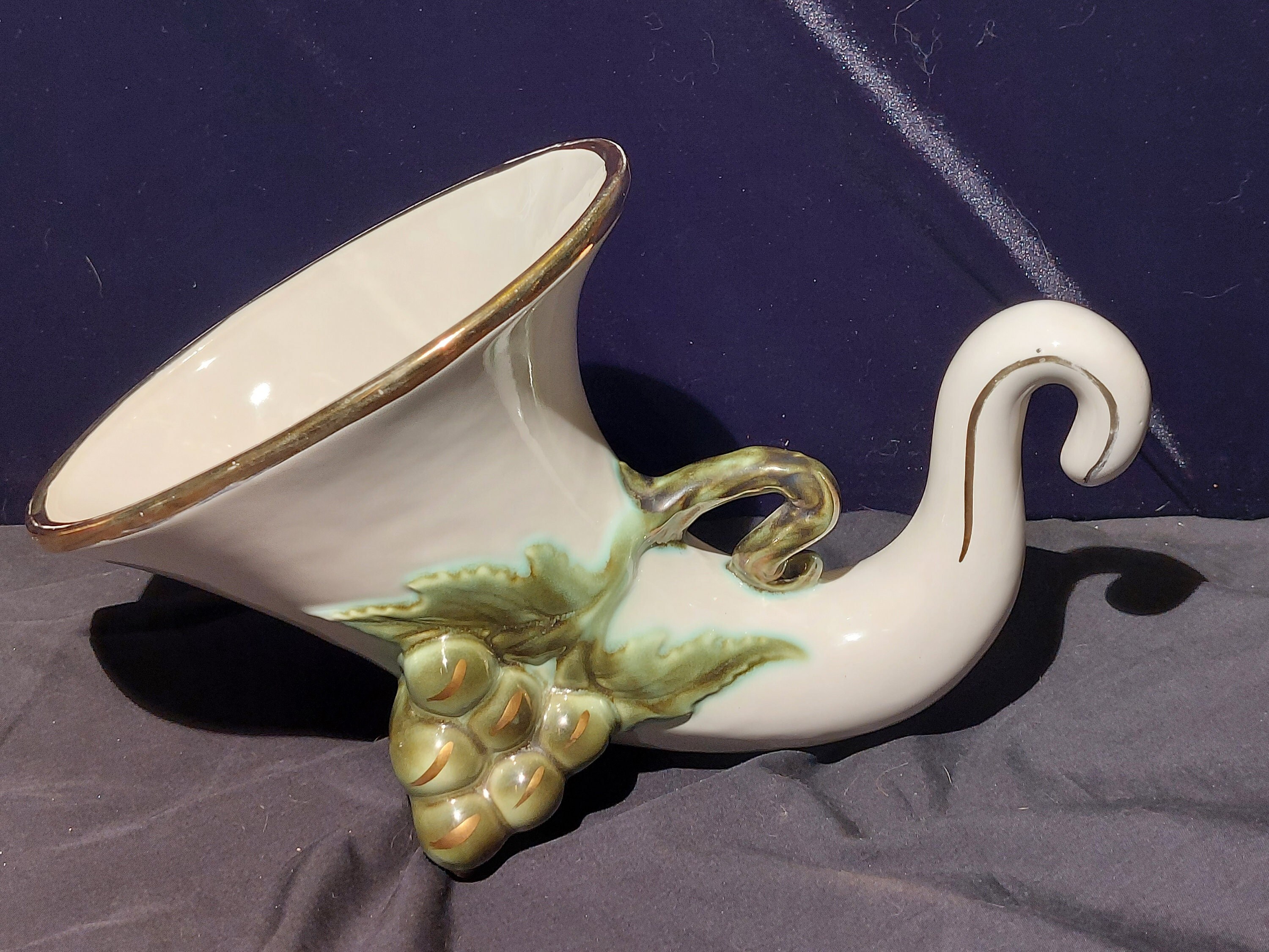 Vintage Hull Art Pottery - Tokay/tuscany - Pattern #10 - 11" Cornucopia ...