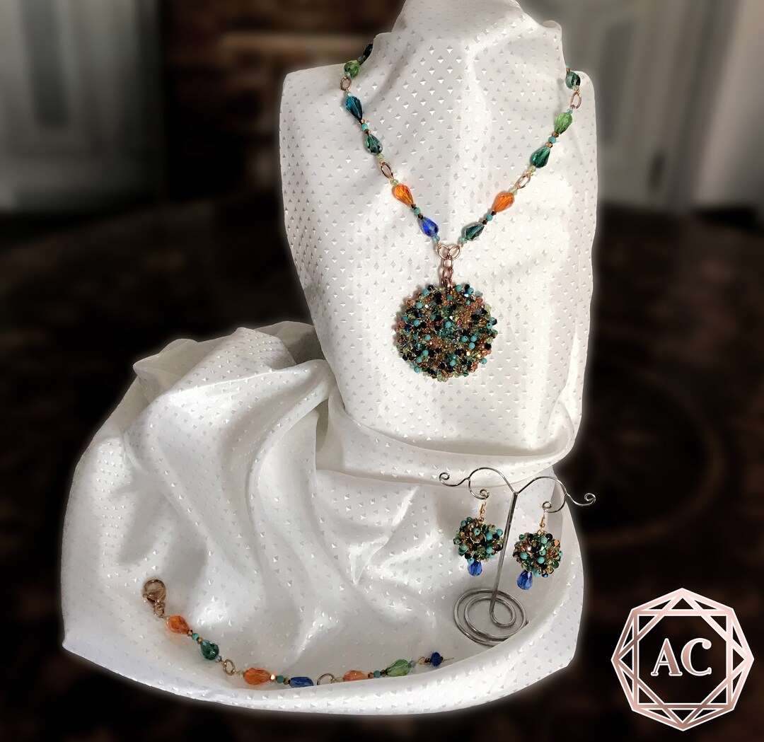 Brillante y colorido completo con collar, pulsera, pendientes en tonos ...