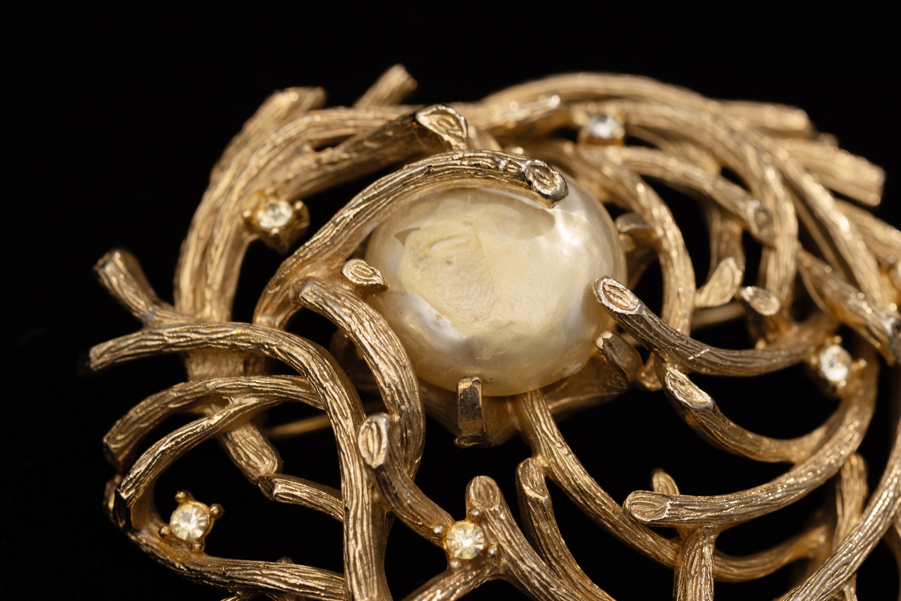 Capri Gold Tone Brooch, Nest Pattern, Large Pearl, With Faux Diamond ...