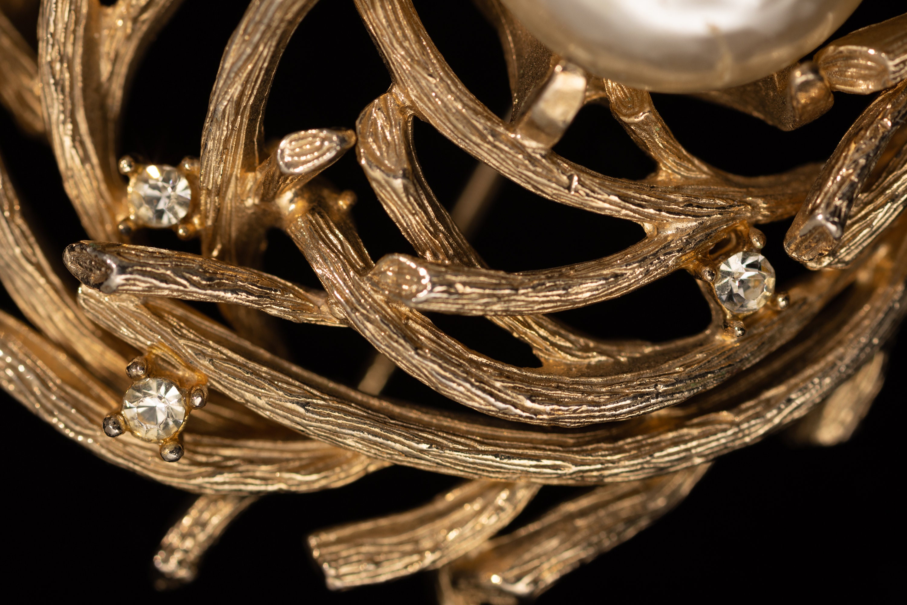 Capri Gold Tone Brooch, Nest Pattern, Large Pearl, With Faux Diamond ...