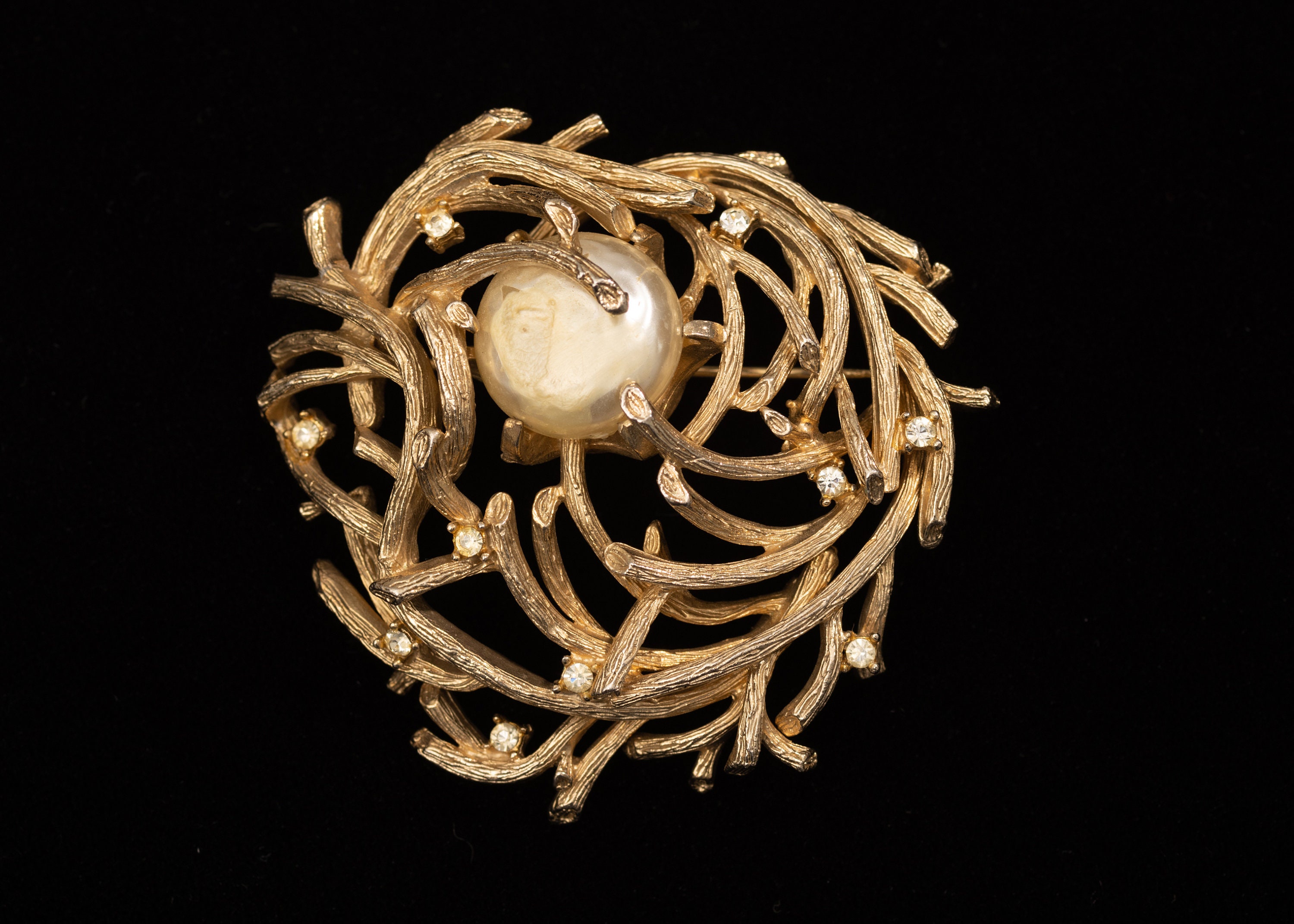 Capri Gold Tone Brooch, Nest Pattern, Large Pearl, With Faux Diamond ...