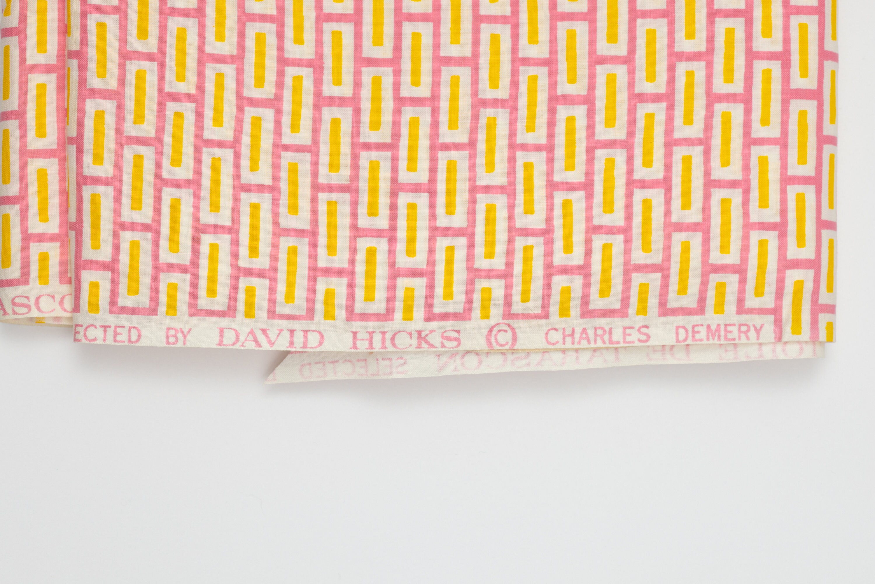 Tecido David Hicks David Hicks On Decoration With Fabrics" 1971