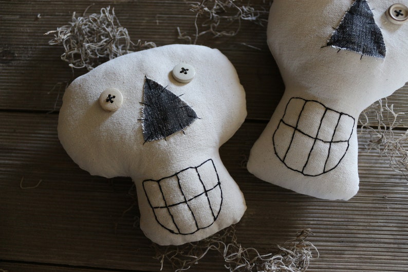 Primitive Not so Scary Skulls Bundle of 2 Skullshalloween - Etsy