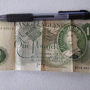 United Kingdom One Pound Note With Queen Elizabeth II - Etsy