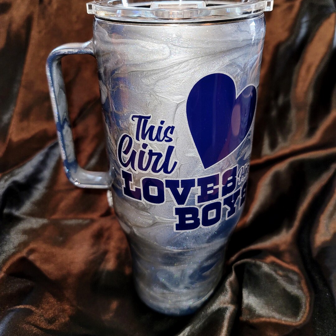 This Girl Loves Her Boys 24 oz Cowboys Becher, Swirl Design, mit Griff ...