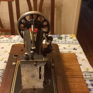 MANUAL SEWING, ANTIQUE Vesta VS3: Classic Hand-cranked Sewing Machine ...