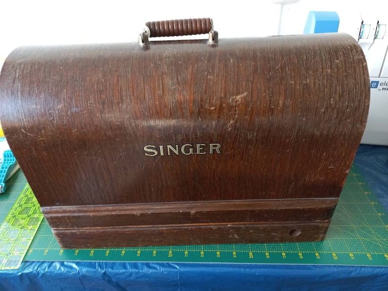 SINGER SEWING, VINTAGE Sewing Décor, Vintage Hand-held Crank Singer ...