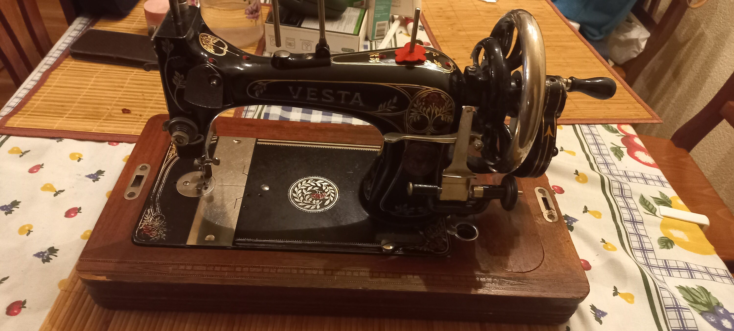MANUAL SEWING, ANTIQUE Vesta VS3: Classic Hand-cranked Sewing Machine ...