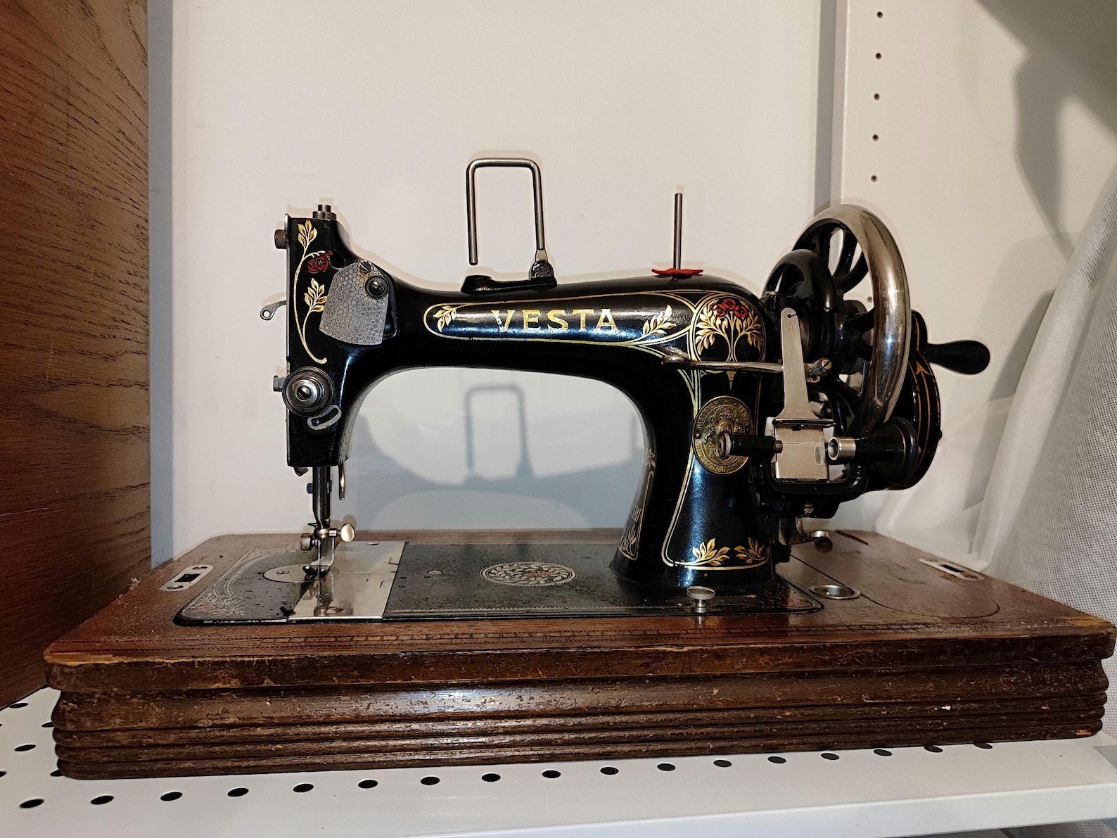 MANUAL SEWING, ANTIQUE Vesta VS3: Classic Hand-cranked Sewing Machine ...