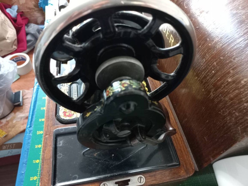 SINGER SEWING, VINTAGE Sewing Décor, Vintage Hand-held Crank Singer ...