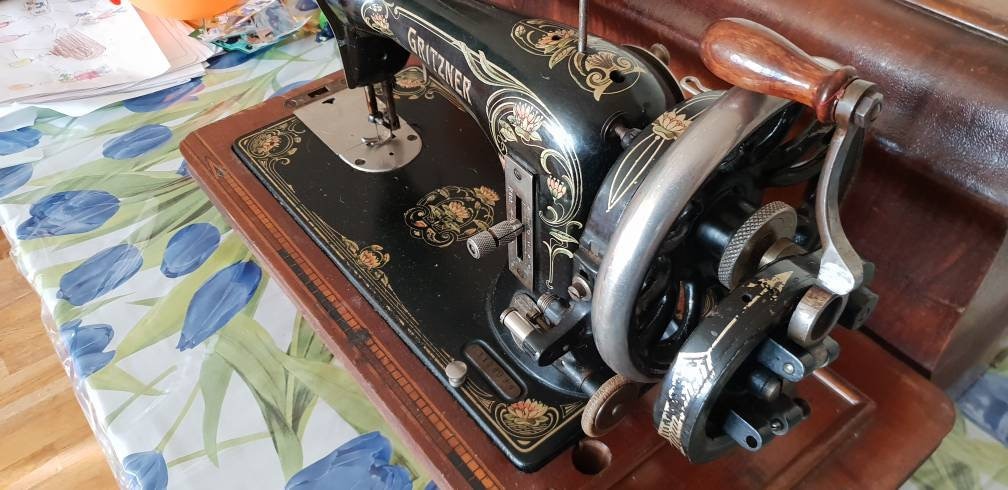GRITZNER MACHINE, VINTAGE Hand Crank Gritzner Model V Sewing Machine ...