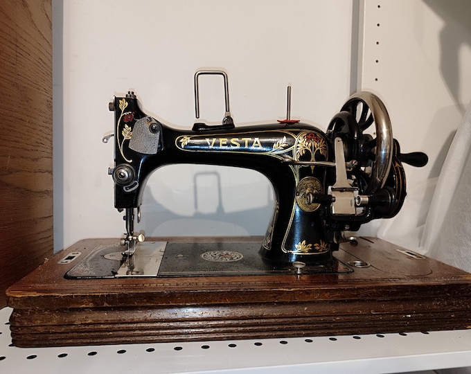 SINGER SEWING, Vintage Sewing Décor, Vintage Hand-held Crank Singer 28k ...