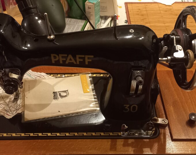 VINTAGE SEWING, ANTIQUE Pfaff 30: Classic Motorized Sewing Machine ...