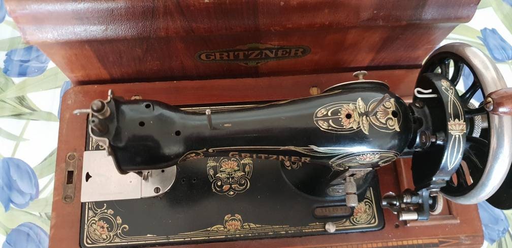 GRITZNER MACHINE, VINTAGE Hand Crank Gritzner Model V Sewing Machine ...