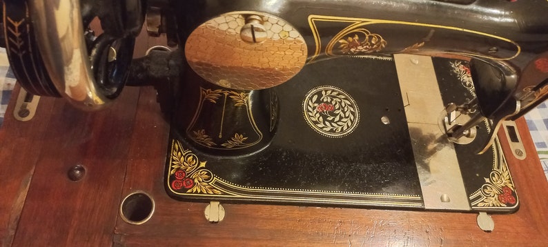 MANUAL SEWING, ANTIQUE Vesta VS3: Classic Hand-cranked Sewing Machine ...