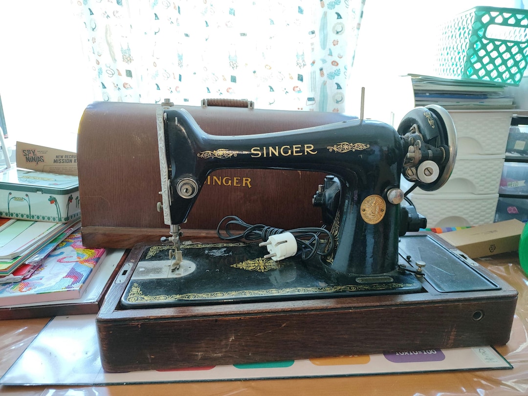 SINGER SEWING, MANUAL Sewing, Antique Singer 66K Classic Motorized ...