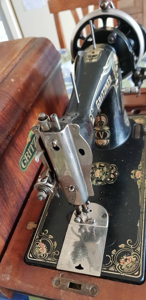 GRITZNER MACHINE, VINTAGE Hand Crank Gritzner Model V Sewing Machine ...