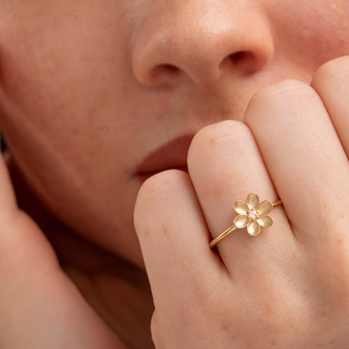 14k Solid Gold Daisy Ring: Minimalist Diamond Flower Charm - Etsy