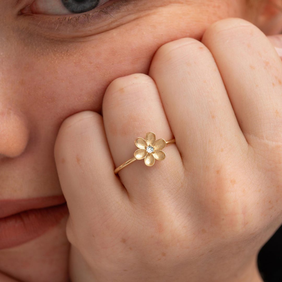 14k Solid Gold Daisy Ring: Minimalist Diamond Flower Charm - Etsy