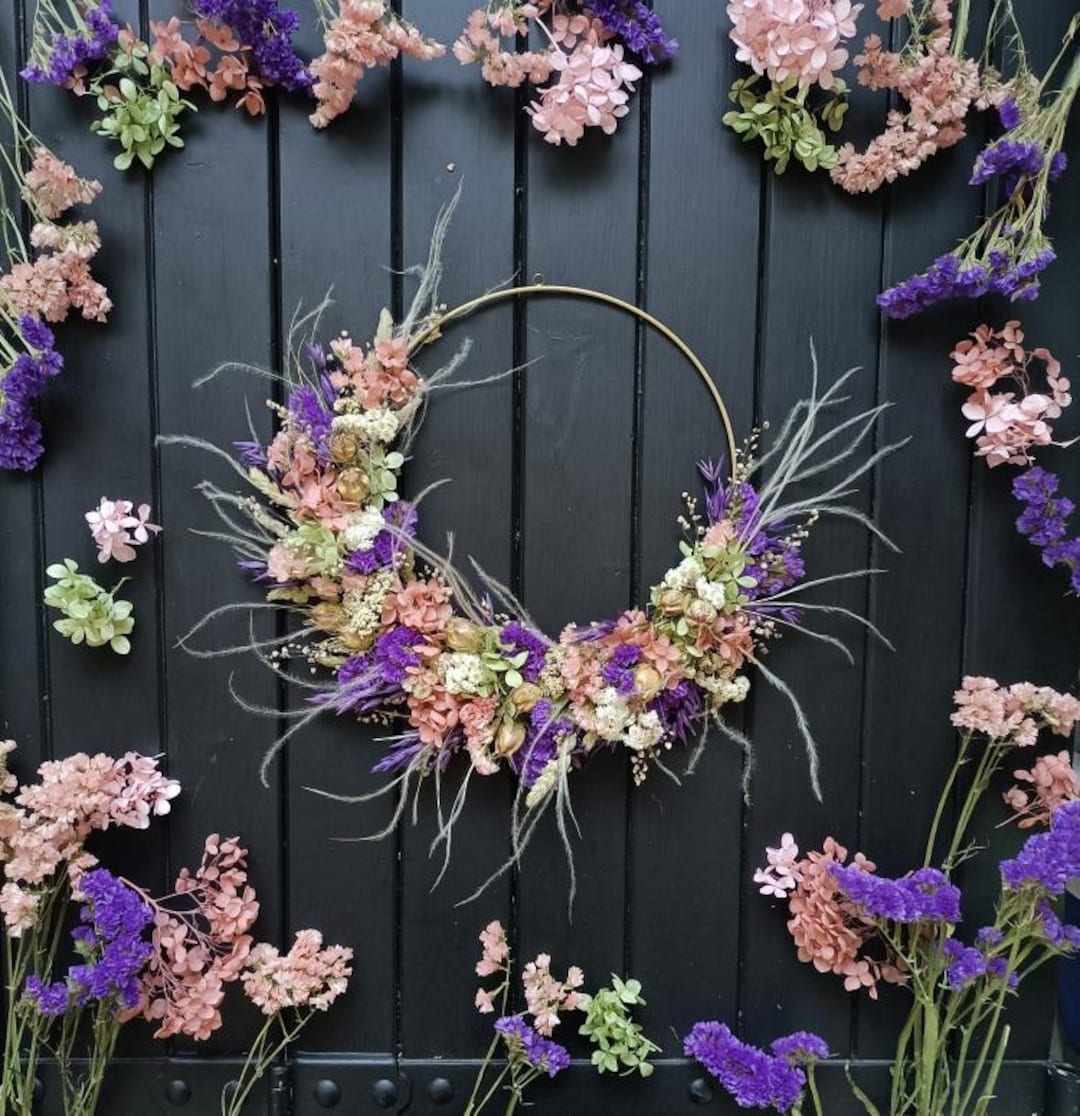 Couronne décorative de fleurs séchées réalisée à la main dans des ...