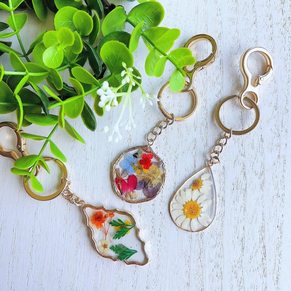 Resin Flower Keychain - Etsy