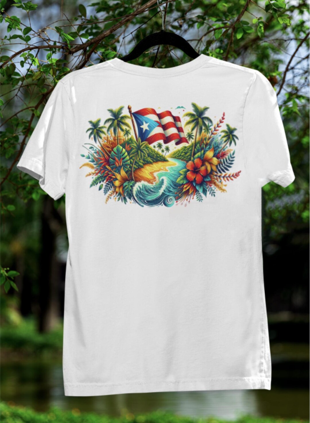 Camiseta con la bandera de Puerto Rico: flores de hibisco y olas del ...