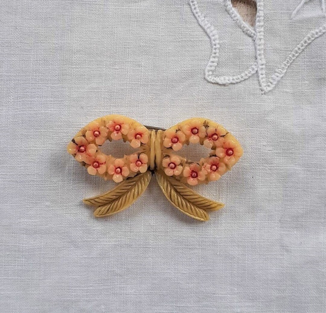 Rare Vintage 1930s Bakelite Floral Garland Brooch | Carved Bow Pin ...