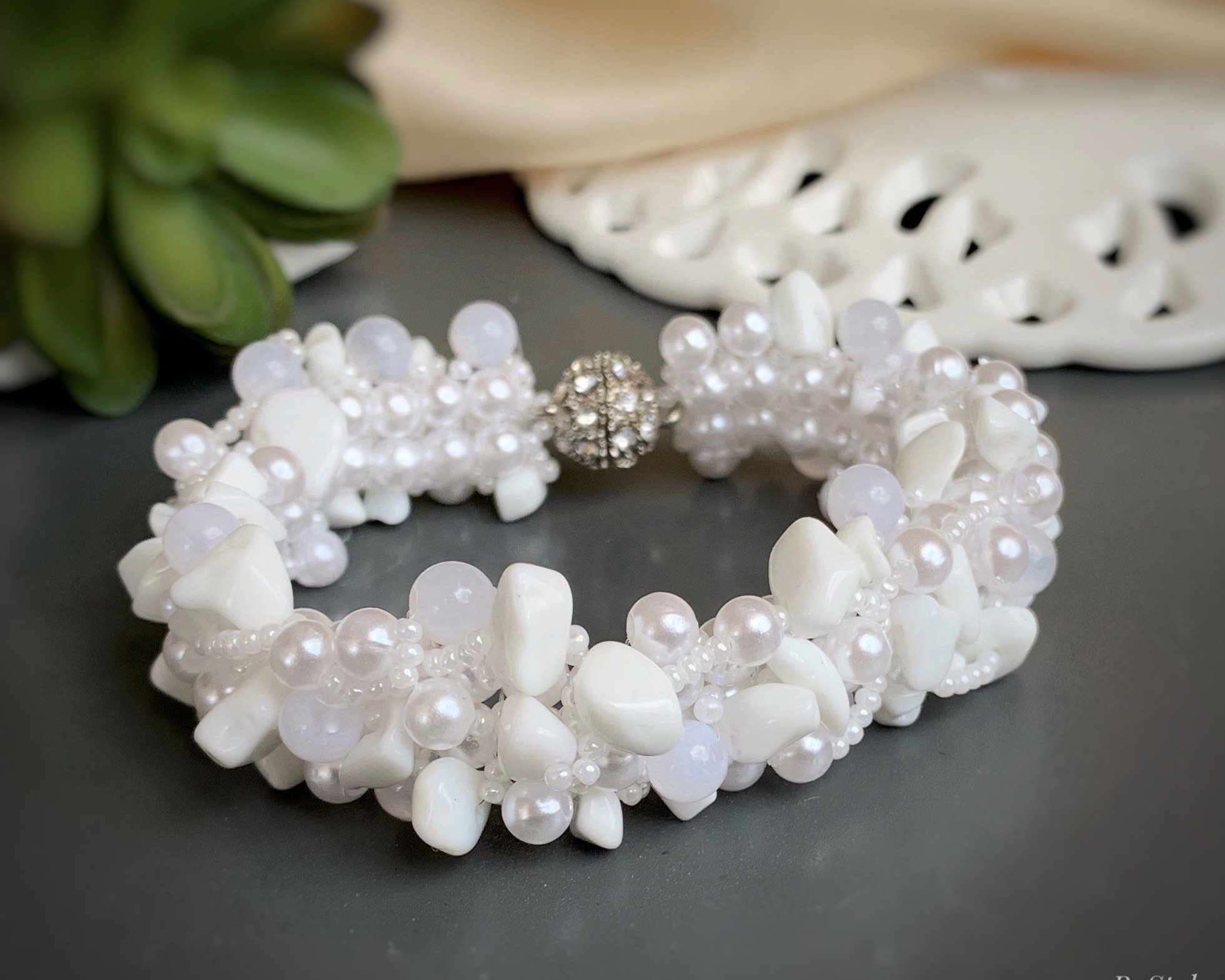Witte edelsteen en parels armband, klassieke elegante witte ...