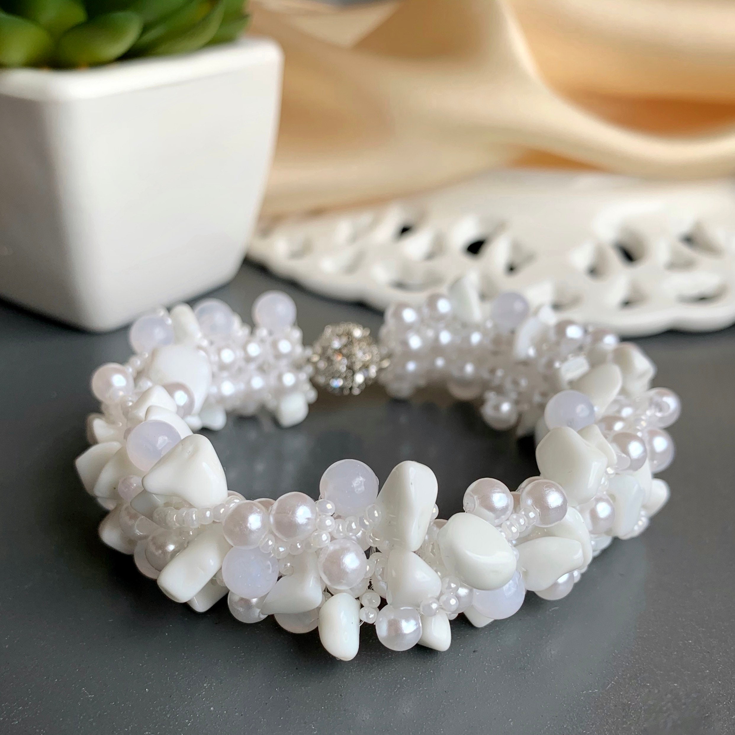 Witte edelsteen en parels armband, klassieke elegante witte ...