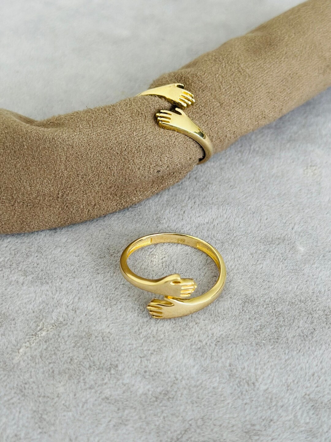 14K Gold Hugging Hands Ring, Love Jewelry for Couple, Real Gold ...