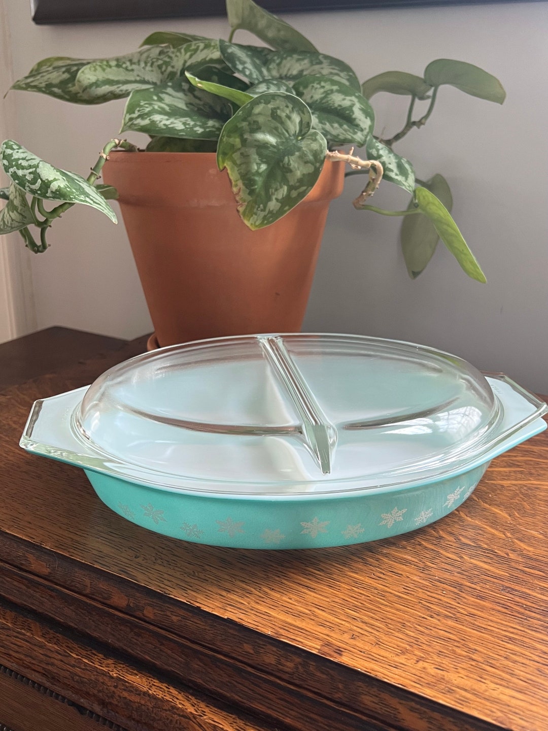 Vintage 1.5 Quart Pyrex Divided Dish With Glass Cover, Aqua/snowflake ...
