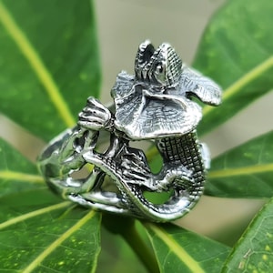 Frilled-neck Lizard Ring STERLING SILVER Animal Talisman Iguana ...