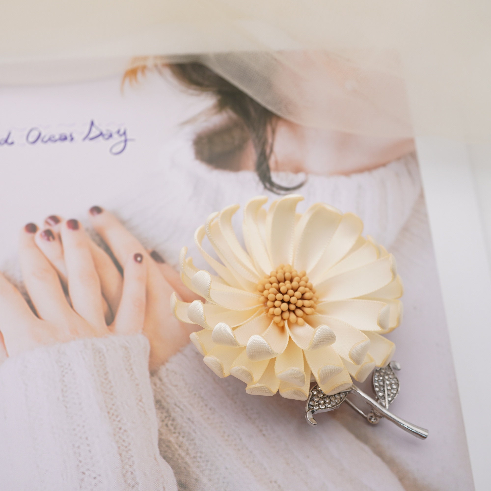 DAISY BROOCH PIN, Flower Jacket Pin, Art Deco Fabric Pearl Silk Vintage ...