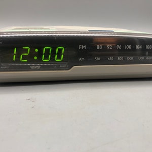 Vintage 1980s Magnavox the Nightline AM/FM Dual Alarm Clock Radio Model ...