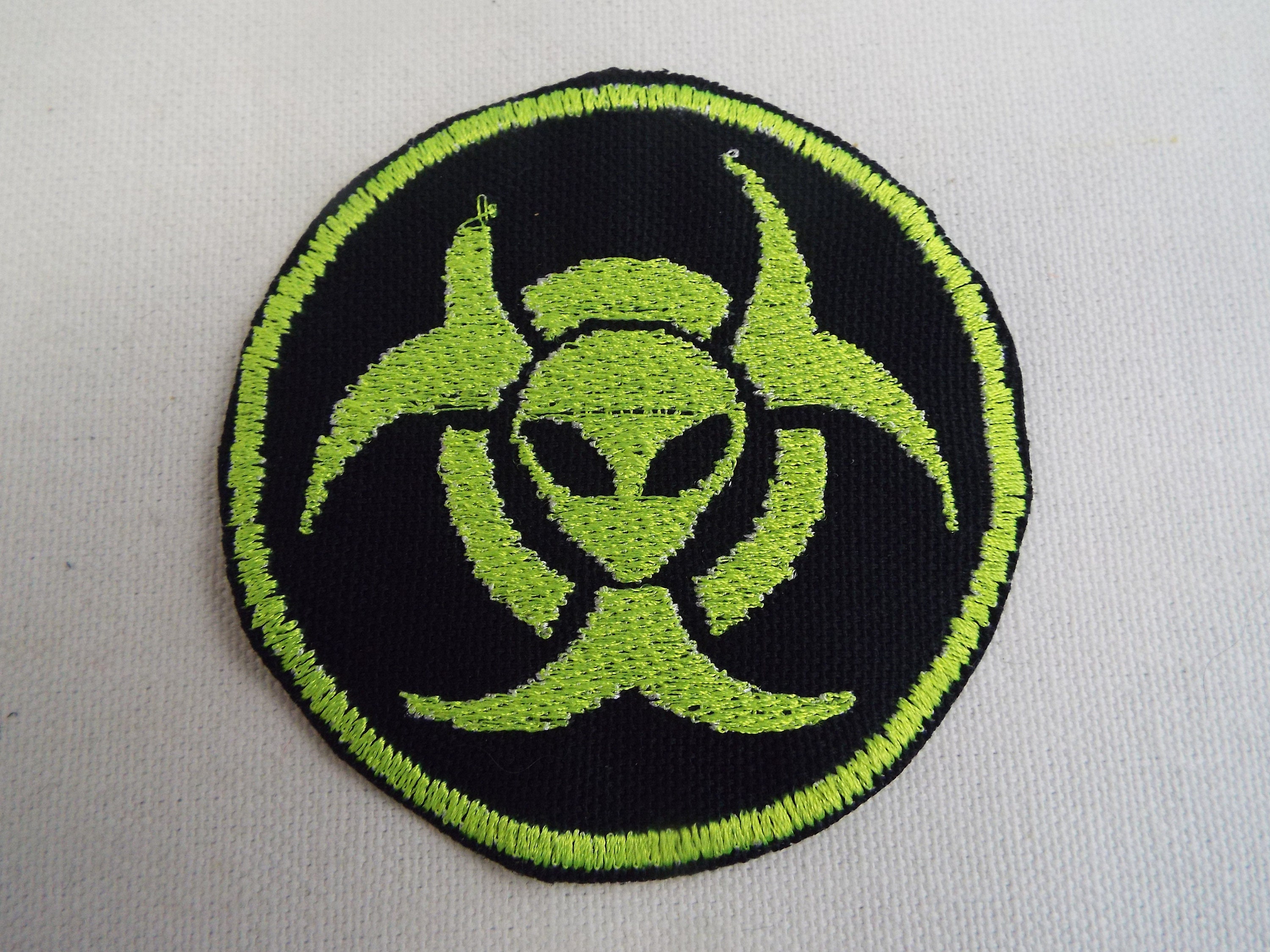 Símbolo de riesgo biológico alienígena Bordado Parche de hierro - Etsy ...