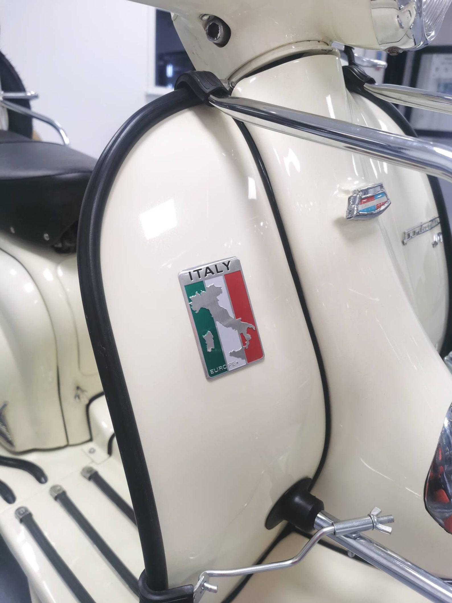 Vespa / 3D / Aluminium / Italy Flag / Sticker / Gift / Piaggio - Etsy