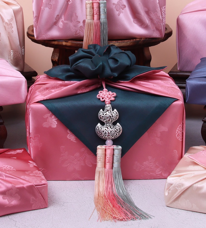 Traditional Hanbok Fabric Gift Wrapping Cloth - Elegant and Sustainable ...
